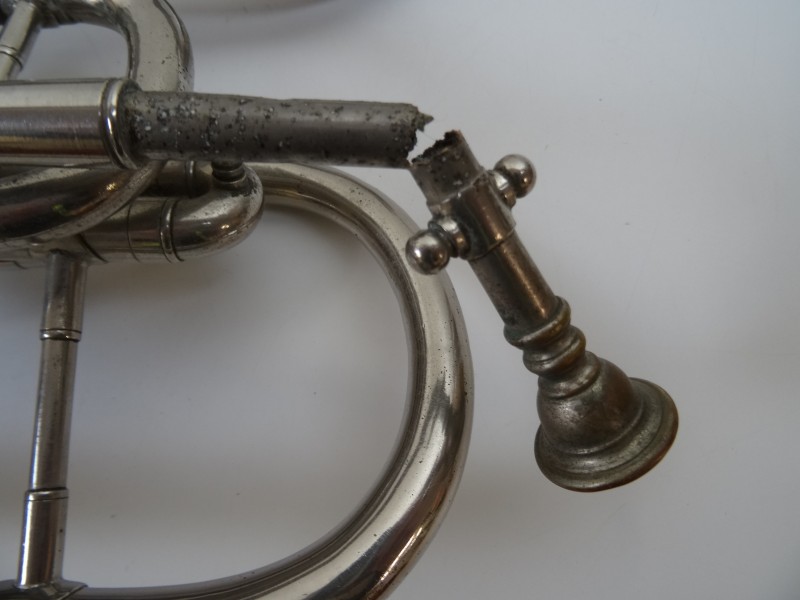 2 oude Blaasinstrumenten - Kringwinkel